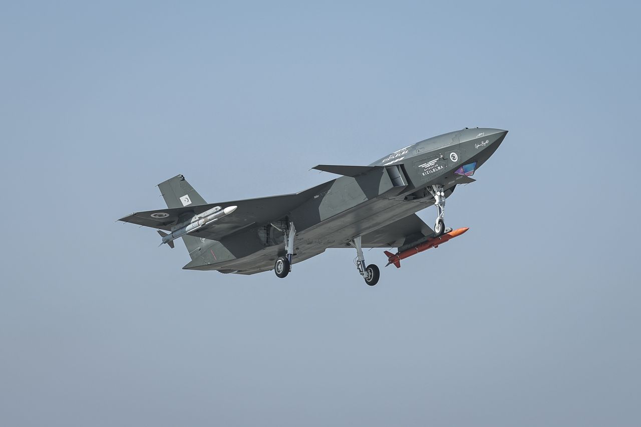Turkish KIZILELMA becomes first UAV to fire air-to-air missile at jet ...