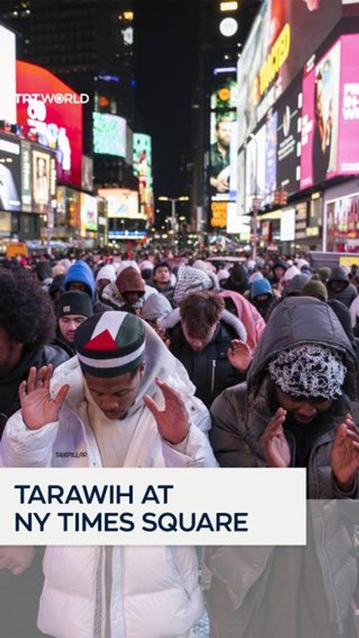 Muslims in New York perform Tarawih prayers at Times Square - TRT World