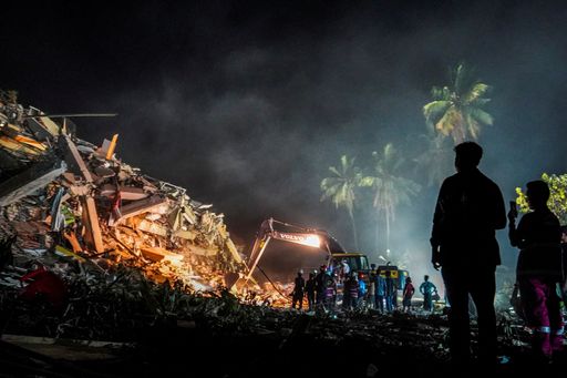 Wanita diselamatkan dari runtuhan gempa bumi Myanmar - TRT Melayu