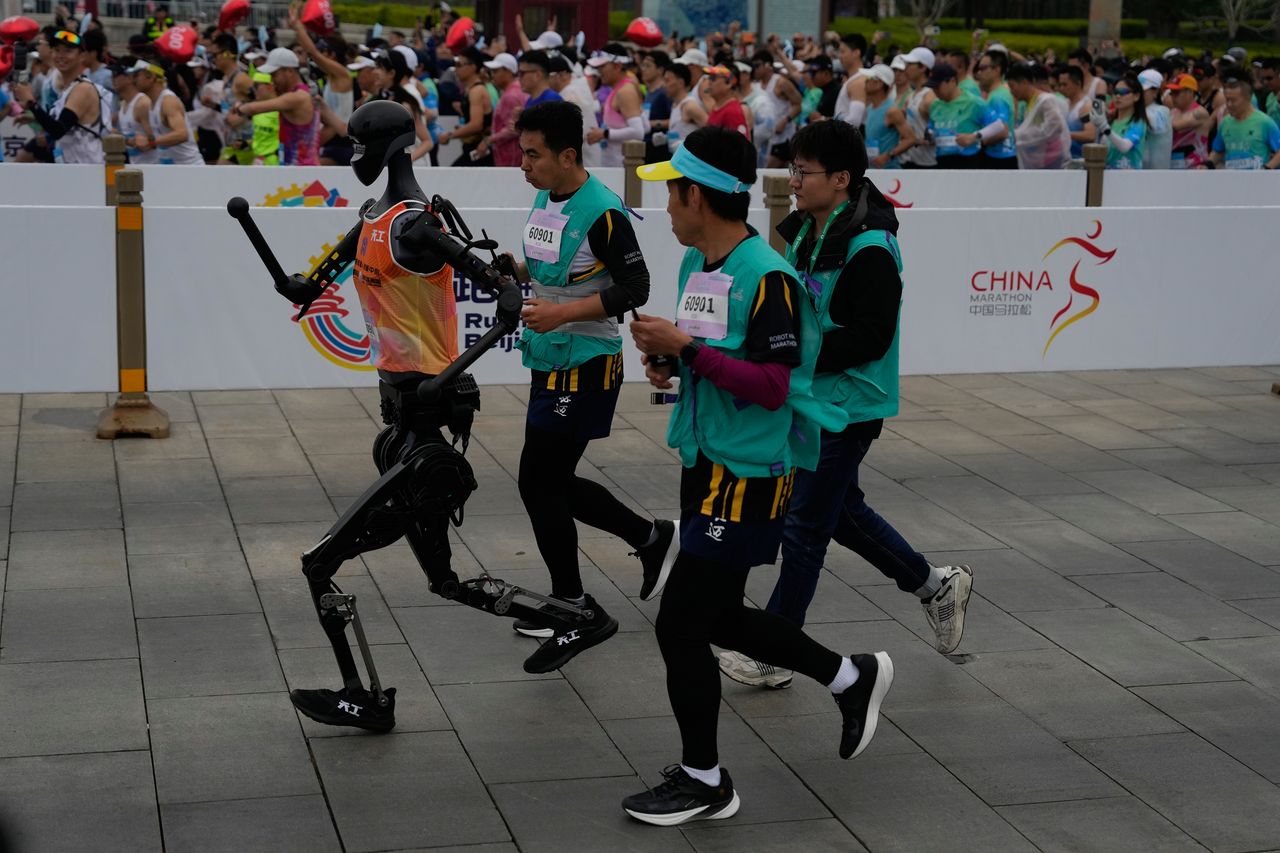 Run robo run: Robots race alongside humans in China marathon - TRT World