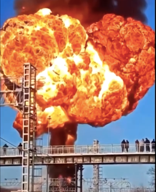 Fuel train derails, erupts in flames in central Russia - TRT World