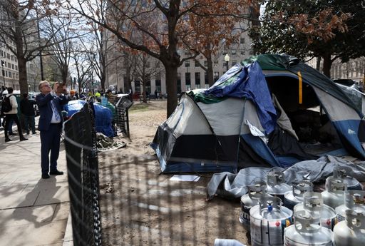 Trump signs order for increased police, more concealed weapon permits ...