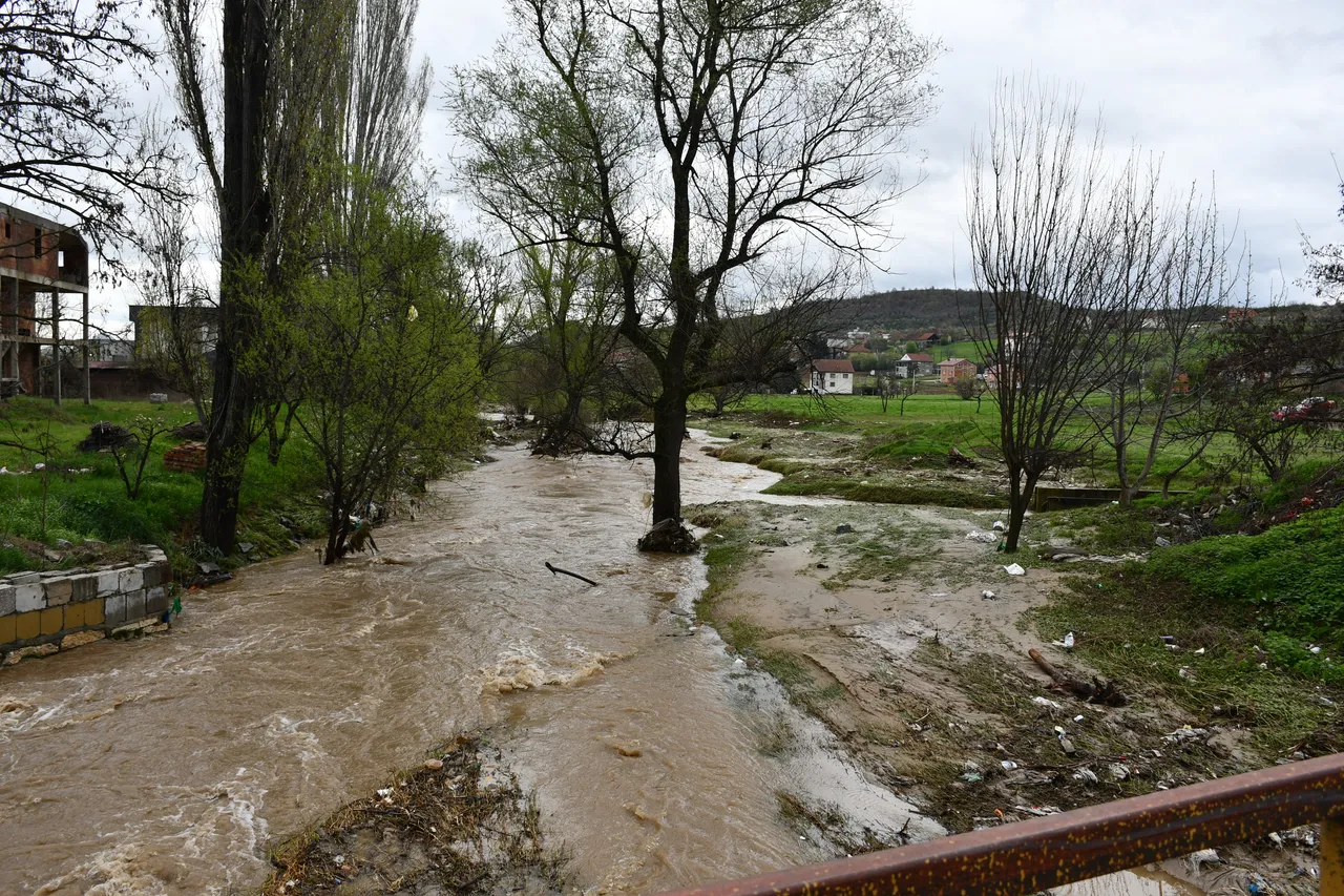 Përmbyten nga reshjet e shiut disa fshatra në Shkup - TRT Balkan