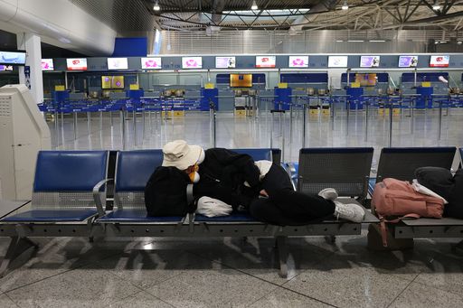 Greva 24-orëshe ndërpret trafikun ajror në aeroportin e Athinës - TRT ...