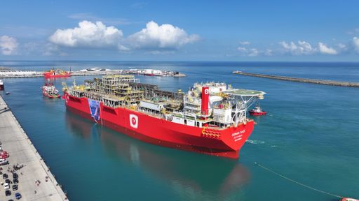 Türkiye’s first floating gas platform reaches Black Sea port - TRT World
