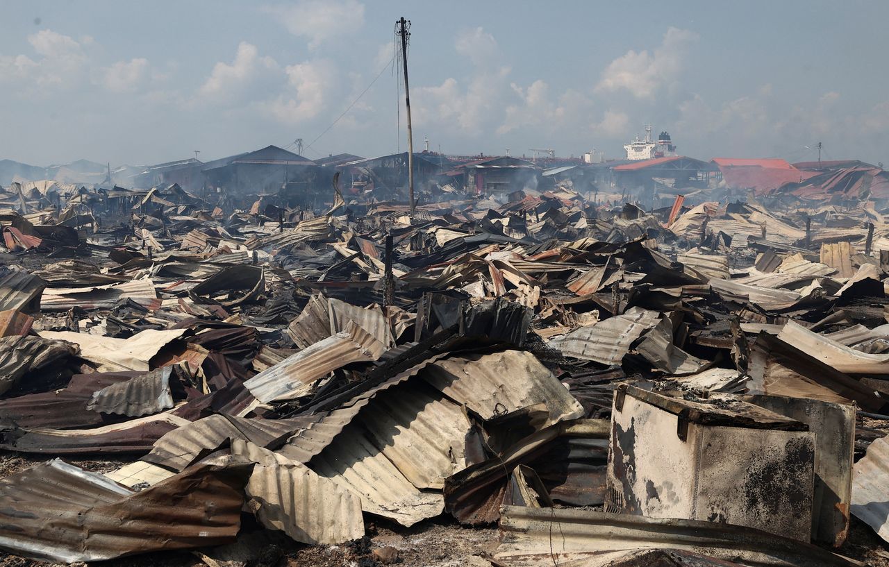 Major fire burns down 1,000 houses in floating Malaysian village ...